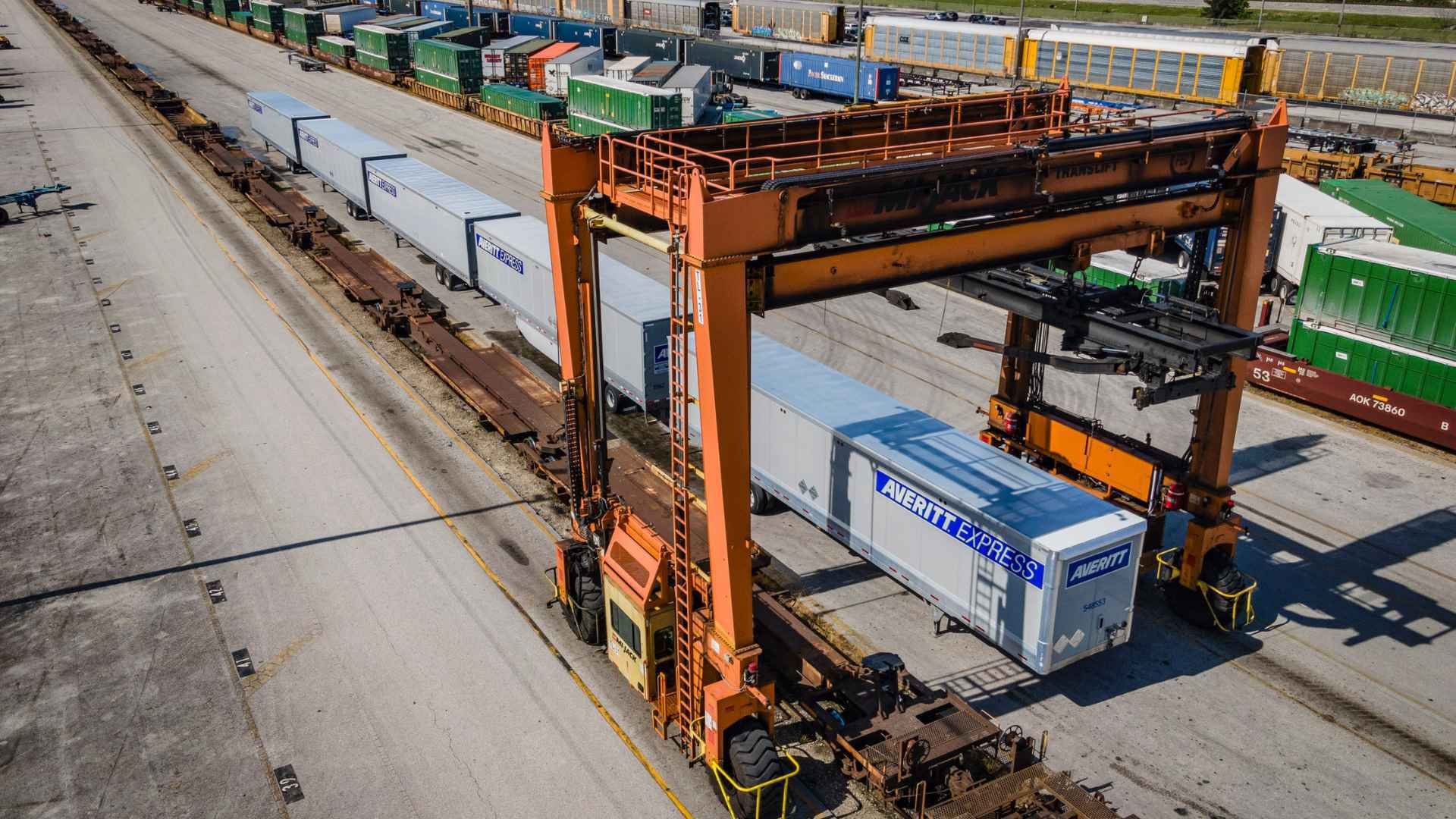 Trailer On Flatcar Intermodal Service | TOFC Transportation | Averitt